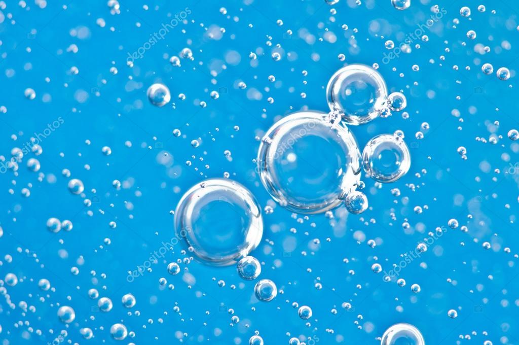 Bolle luminose sott'acqua su sfondo blu. Macro . - Foto Stock: Foto ...