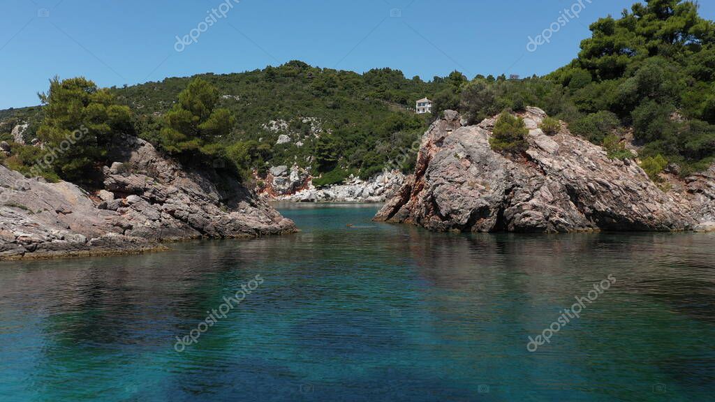 Vistas aéreas de drones sobre una costa rocosa, aguas cristalinas del ...