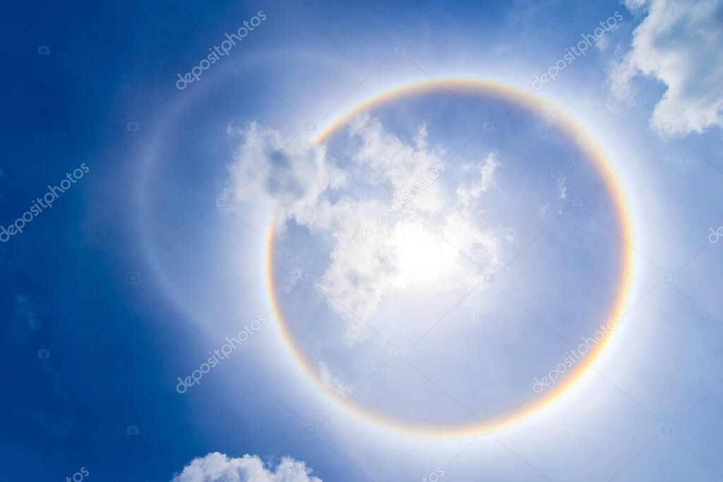 sol corona arco iris nubes y azul cielo fondo, halo circunscrito 2023