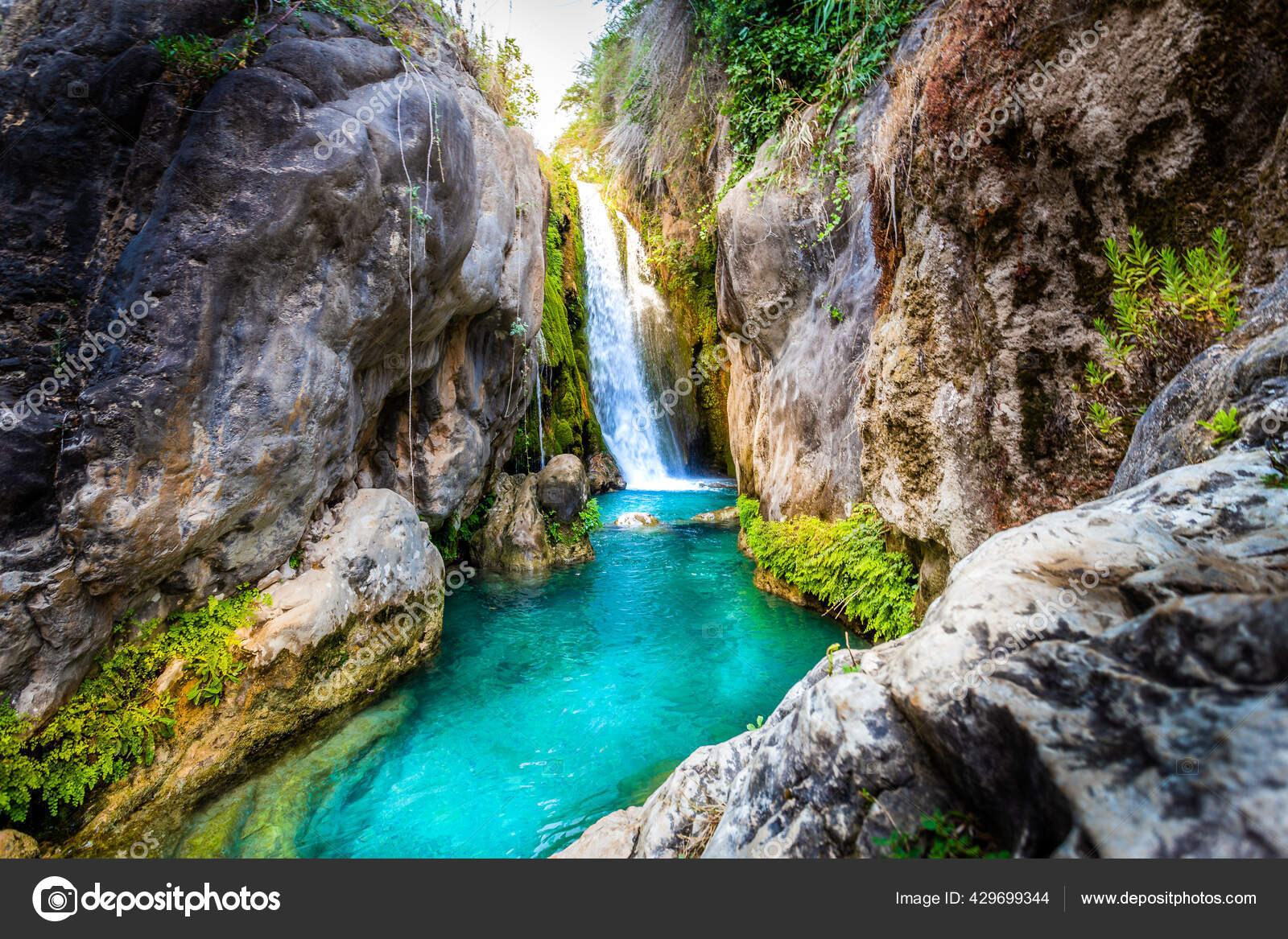 Les Fonts Dalgar Una Cascada Cerca Costa España: fotografía de stock ...