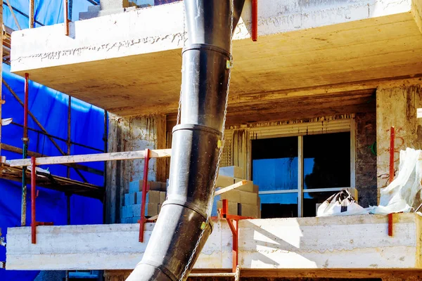 Secciones suspendidas de paraca das de basura negra en una fachada de edificio en construcci n ...