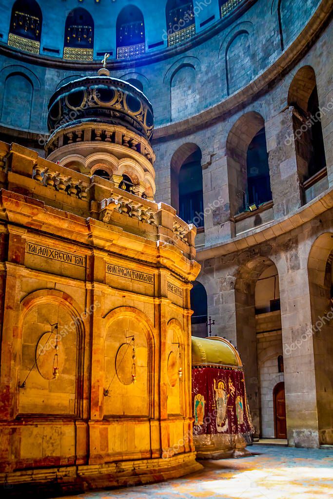 pequeña capilla llamada Aedicule en inglés, del latín aedicula, en ...
