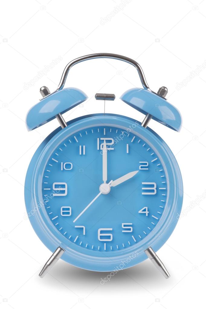 Reloj despertador azul con las manos a las 2 am o pm aislado sobre ...