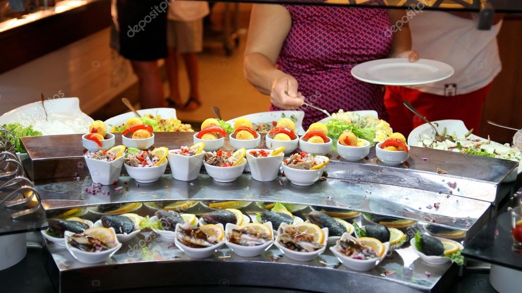 Exhibición de comida de autoservicio buffet: fotografía de stock ...