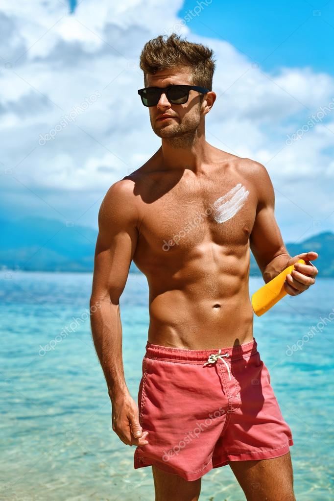 Sexy Man Tanning Using Sunscreen Cream On Body Skin. Summer — Stock ...
