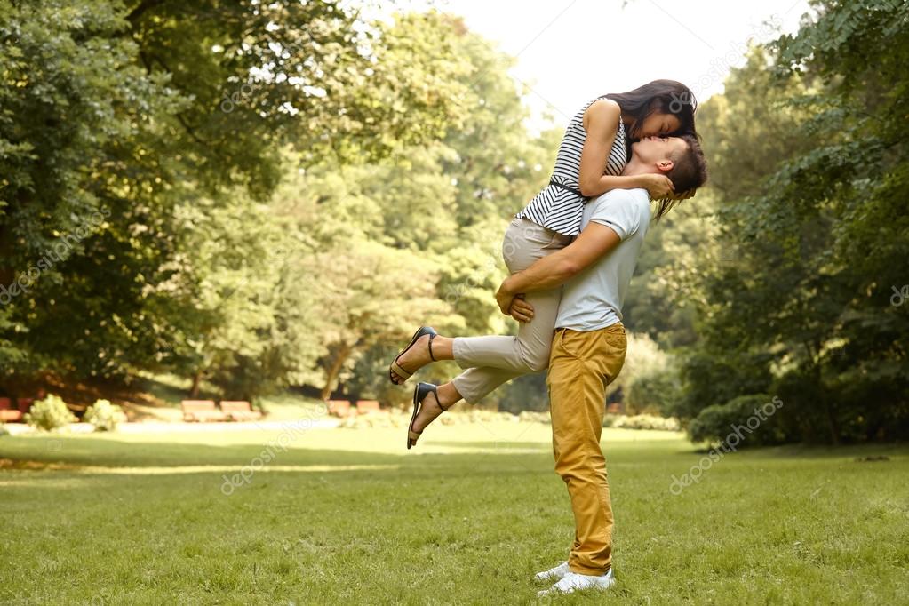 Pareja Enamorada Feliz Pareja Besándose En El Parque Fotografía De