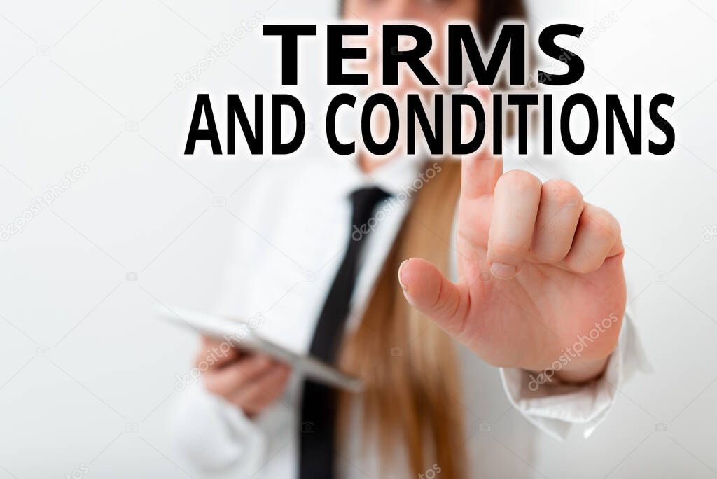 Texto manuscrito Términos y condiciones. Concepto que significa reglas que se aplican al ...