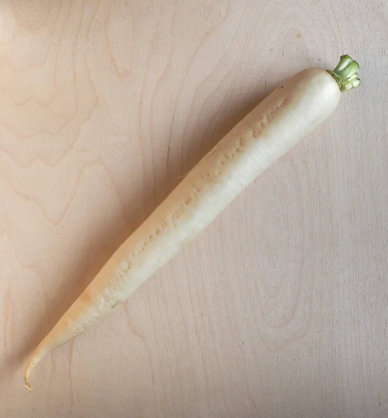 Rábano blanco daikón (Raphanus sativus var. longipinnatus) aka rábano ...