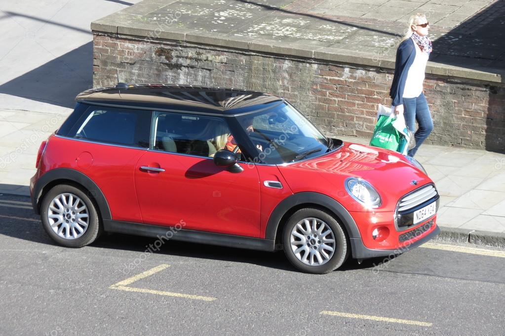 Coche Rojo Con Techo Negro - Idea Sala De Estar