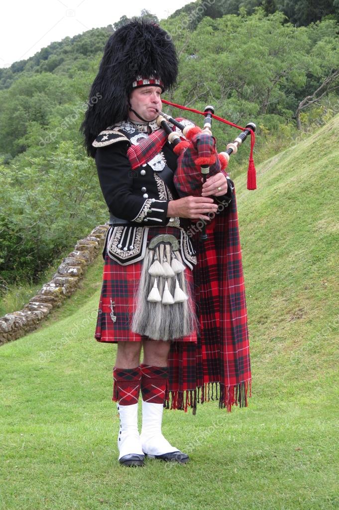 Scottish bagpiper playing outdoors – Stock Editorial Photo © route66 ... Scottish bagpiper playing outdoors – Stock Editorial Photo © route66 ...