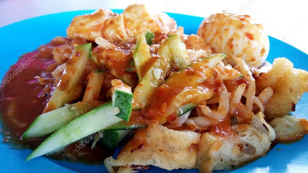 "rojak pasembur" malayo compuesto de pepino rallado, patatas, beancurd ...