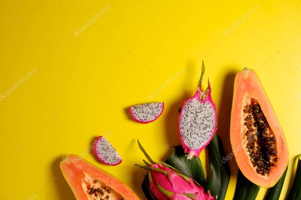 Composición de fruta exótica con hoja de palma monstera. Papaya y ...