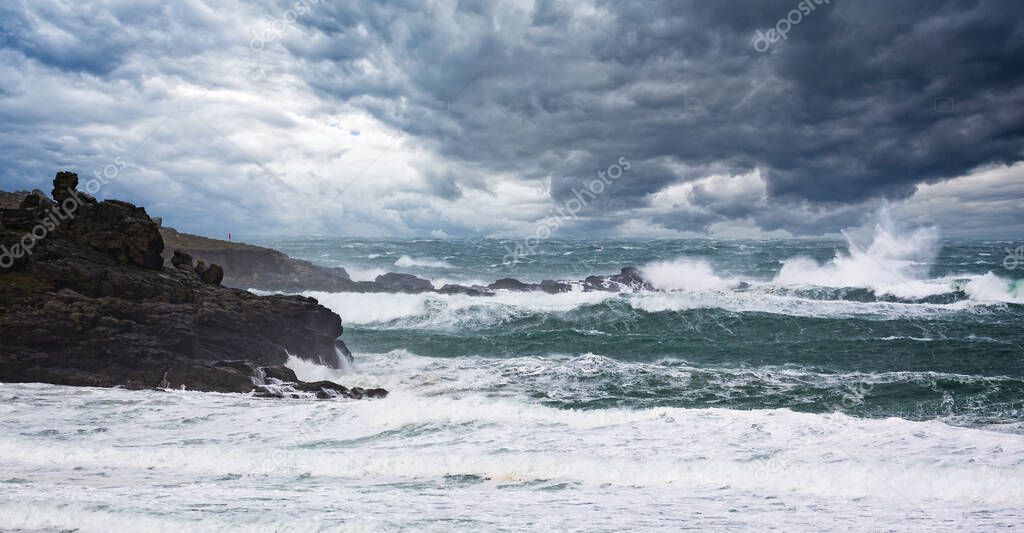 Dramático mar tormentoso y cielo atronador con grandes olas ...