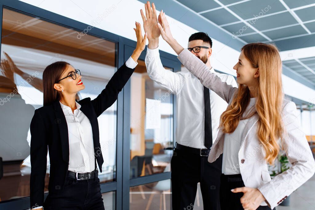 Feliz equipo de negocios exitoso celebrando una victoria doblando sus ...
