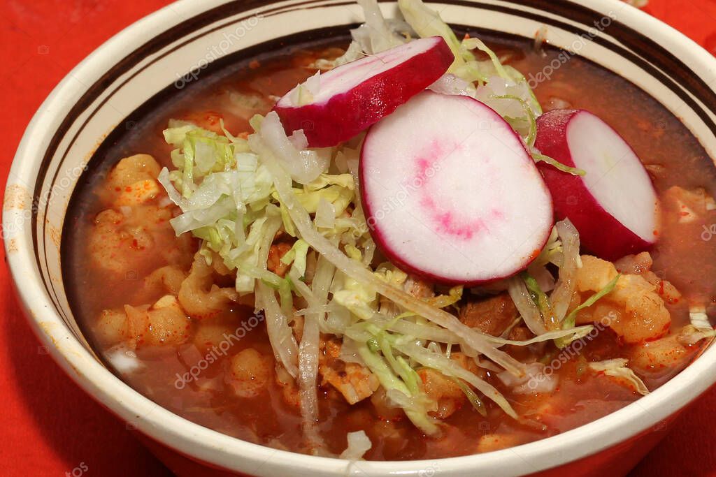 comida típica mexicana, plato de pozole con maíz, carne, verduras y ...