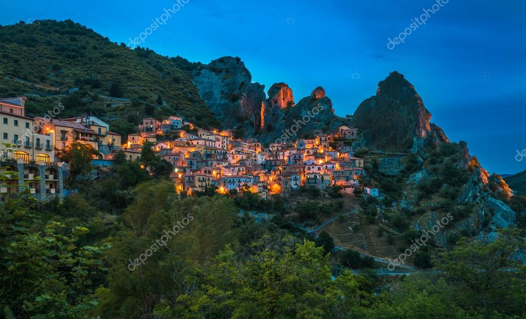 Castelmezzano alla notte, Basilicata, Italia — Foto Stock © javarman ... Castelmezzano alla notte, Basilicata, Italia — Foto Stock © javarman ...