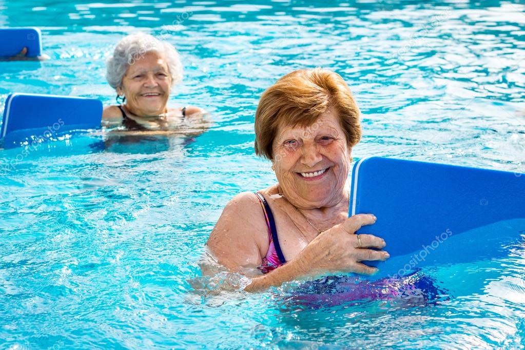 Elderly Aqua Aerobics Senior Women Doing Aqua Exercise — Stock Mega ...