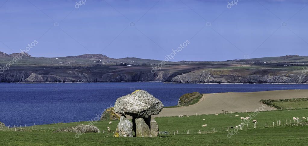 Carreg Samson conocido como Carreg Sampson, Samson 's Stone, o ...