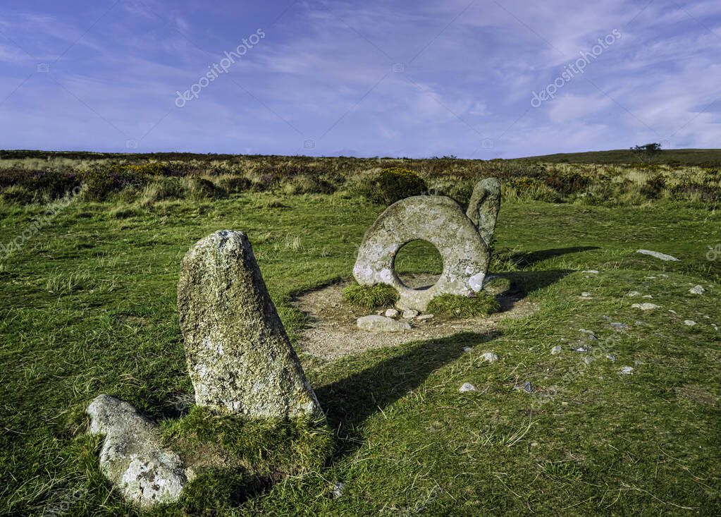 Men-an-Tol conocido como Men an Toll o Crick Stone - pequeña formación ...