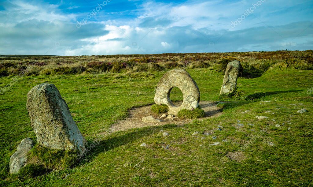 Men-an-Tol conocido como Men an Toll o Crick Stone - pequeña formación ...