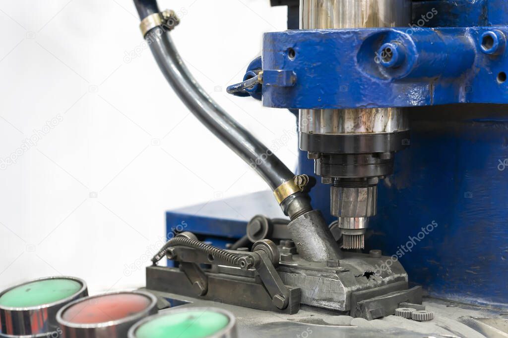 Punzonar la cavidad del dado con el dispositivo del módulo de ...