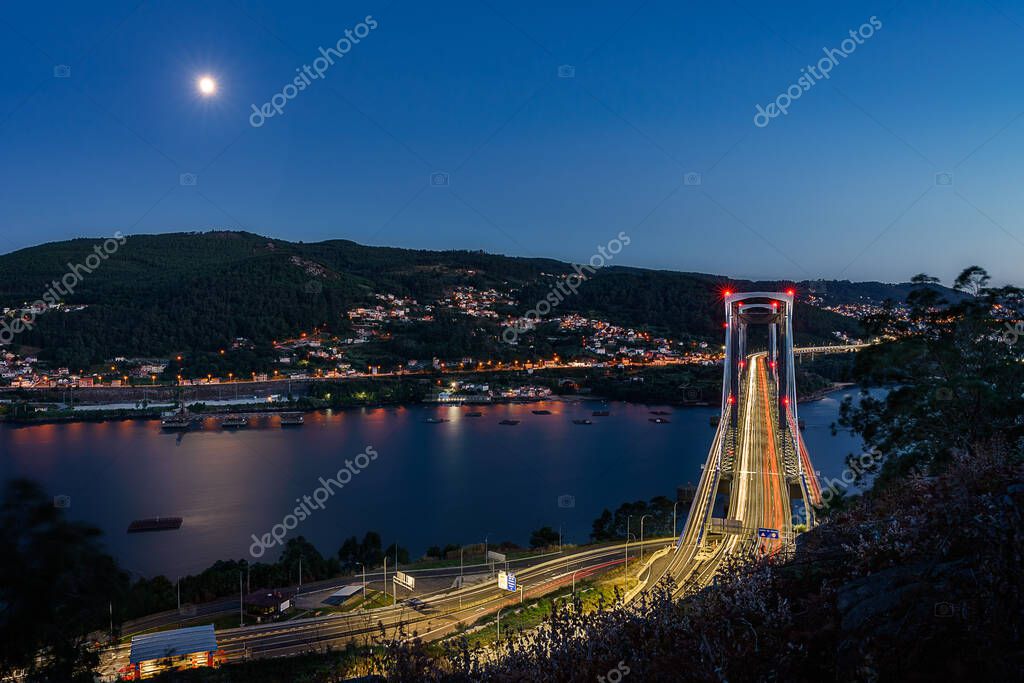Puente Rande en Vigo por la noche, con luna 2022
