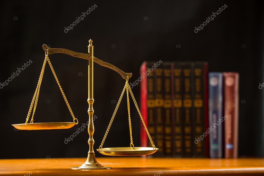 Justicia de escala con fondo negro 2022