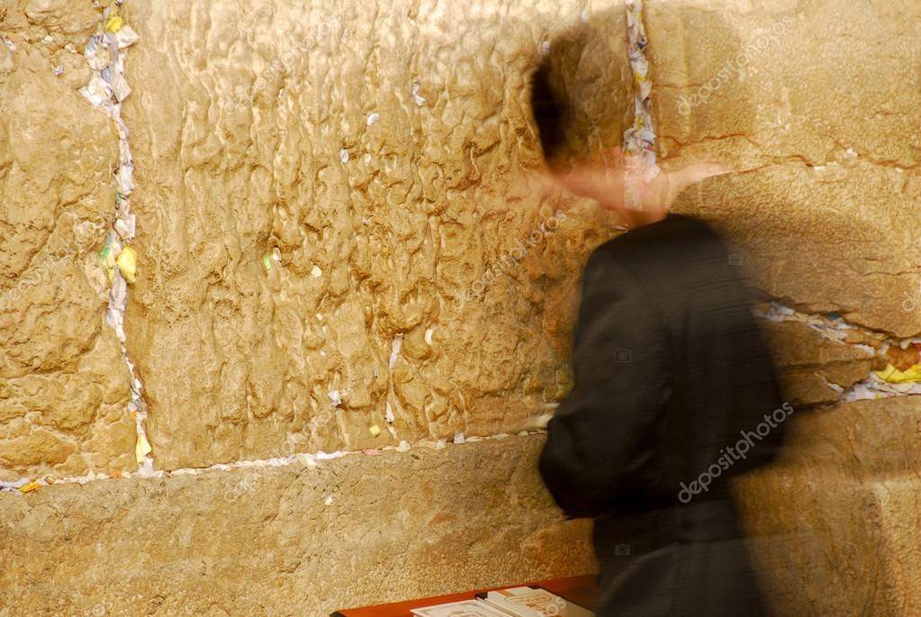 El hombre jasídico tradicional rezando en el Muro Occidental 2022