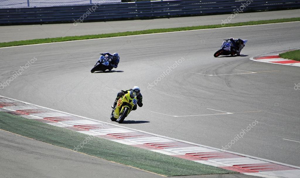 The racer on a motorcycle rides on the speed of the track — Stock ...