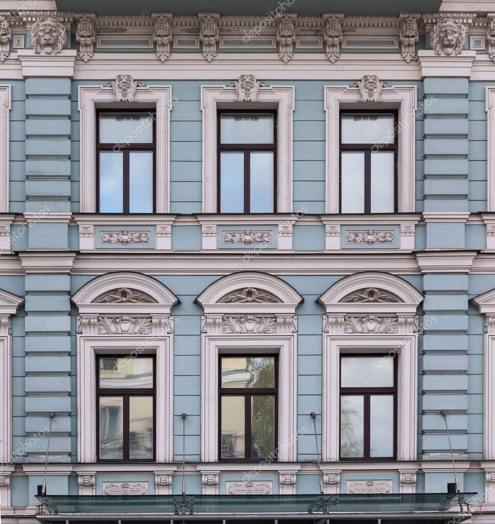 Edificio de fachada clásica de arquitectura vintage en clasicismo, barroco, estilos Beaux-Arts ...