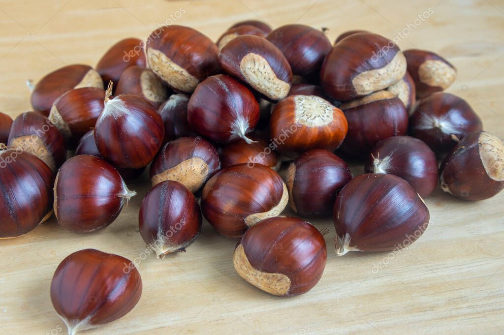 Castañea sativa fresca en la mesa, castañas dulces listas para cocinar ...