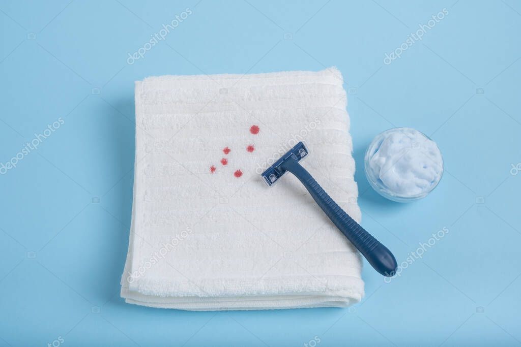 Manchas de sangre y afeitadora de plástico para afeitarse con una ...