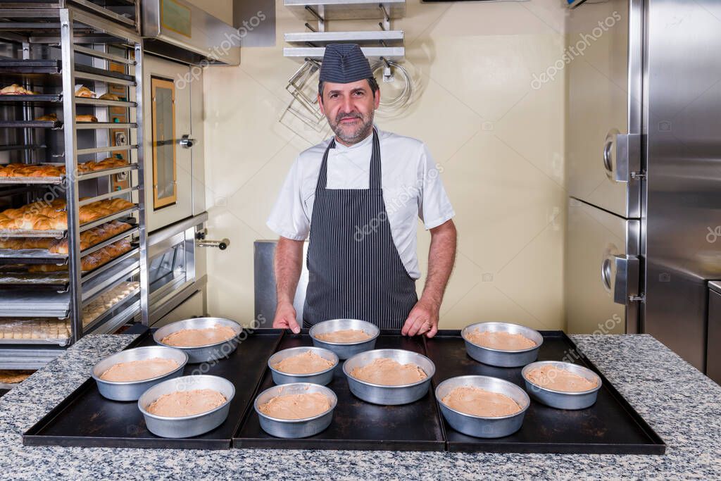 Pastelero prepara pastel típico de avellana de Piamonte Langa Italia 2022