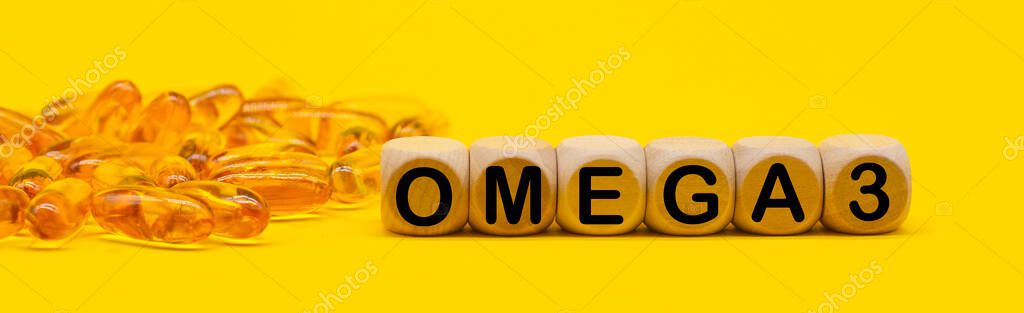 Cápsulas Omega 3 sobre fondo amarillo. Aceite de pescado en pastillas ...