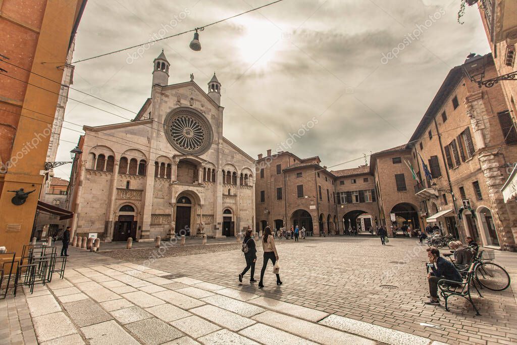 MODENA, ITALIA 1 OCTUBRE 2020: La catedral de Módena en el centro ...