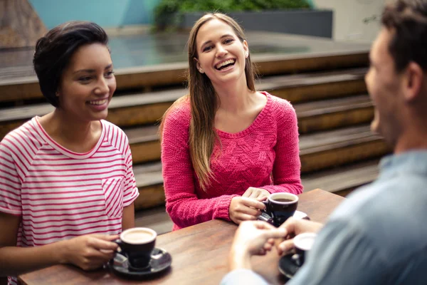 Amigos platicando fotos de stock, imágenes de Amigos platicando sin ...