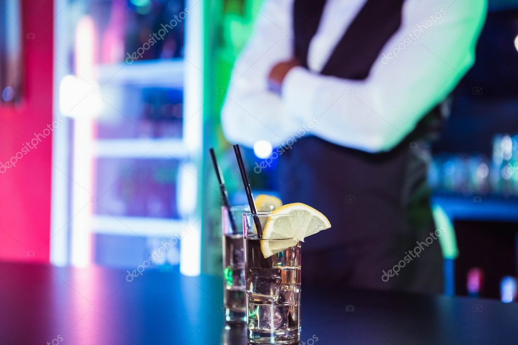 Dos vasos de ginebra en barra de bar 2023