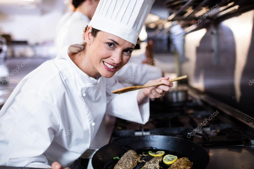 Fotos de Chef oliendo pescado frito en la cocina - Imagen de ...