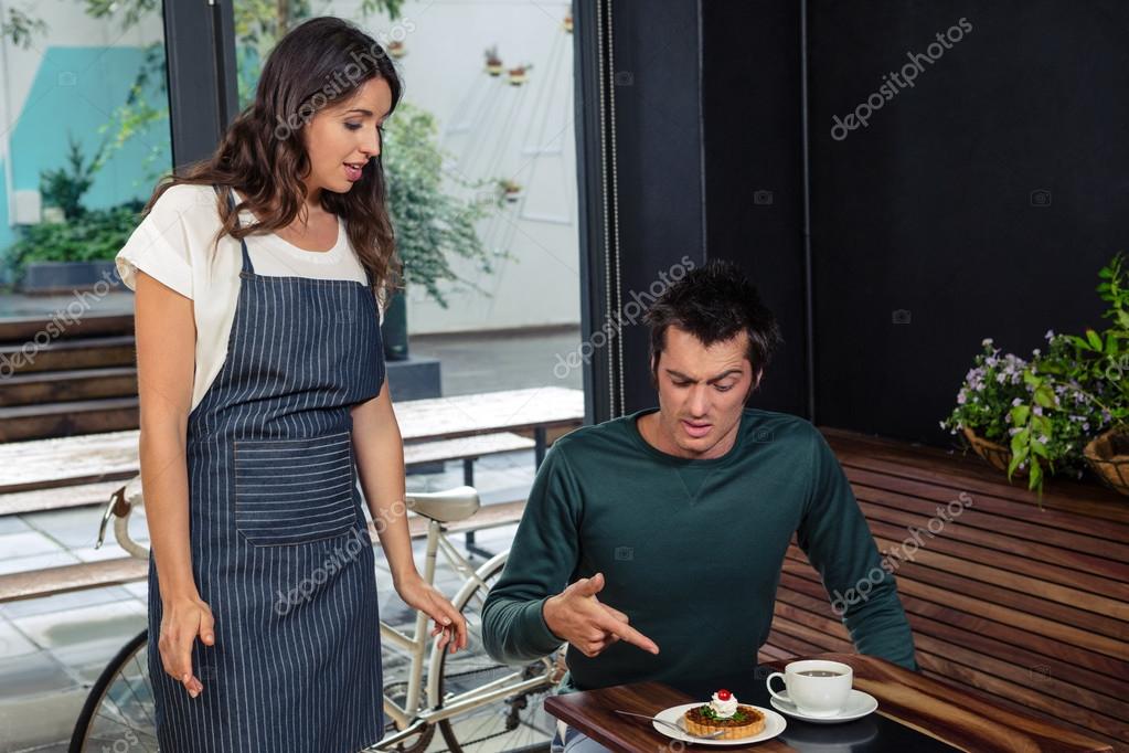 Cliente enojado peleando con camarera 2024