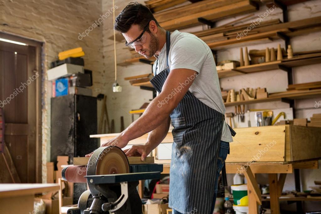 Carpintero trabajando en su oficio — Foto de stock #106539054 ...