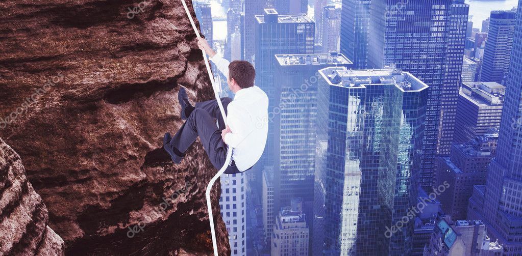 Empresario tirando de una cuerda con esfuerzo 2023