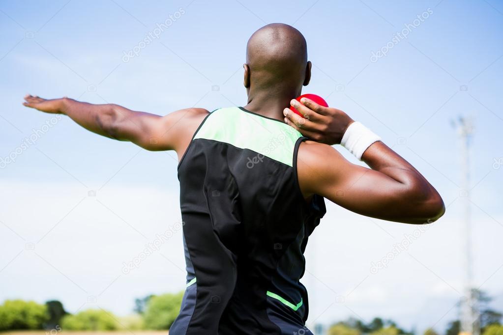 atleta preparándose para lanzar tiro poner bola 2024