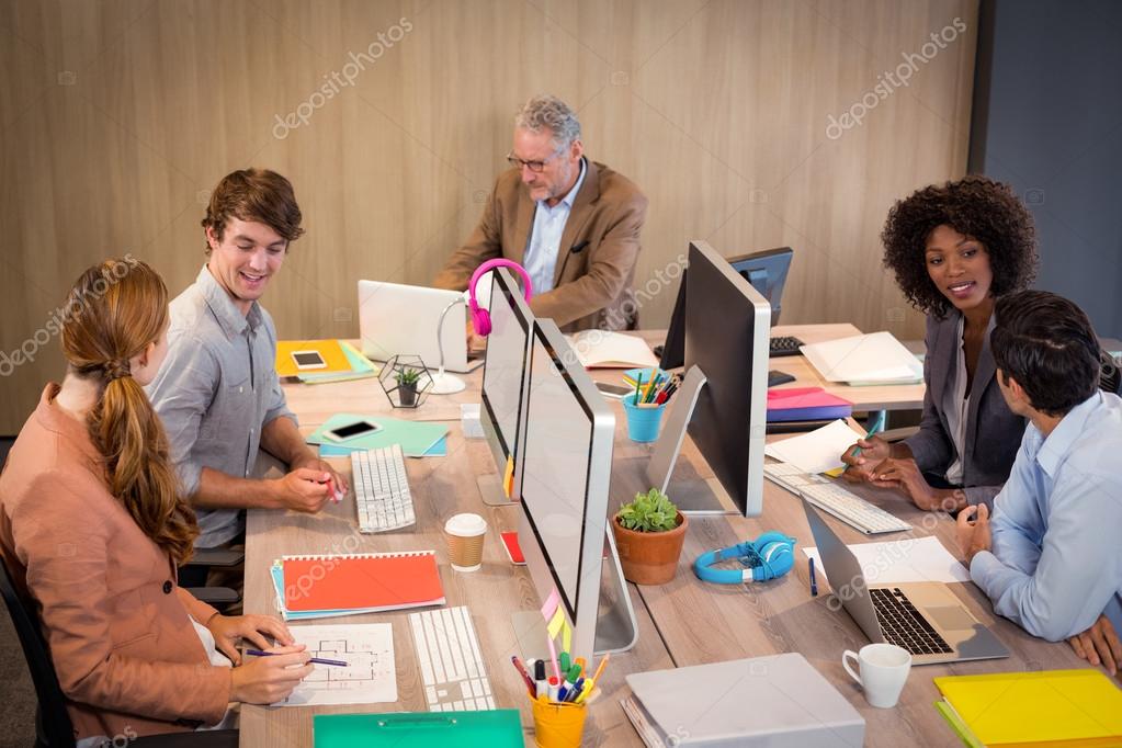 Gente de negocios interactuando con los demás — Fotos de Stock ...