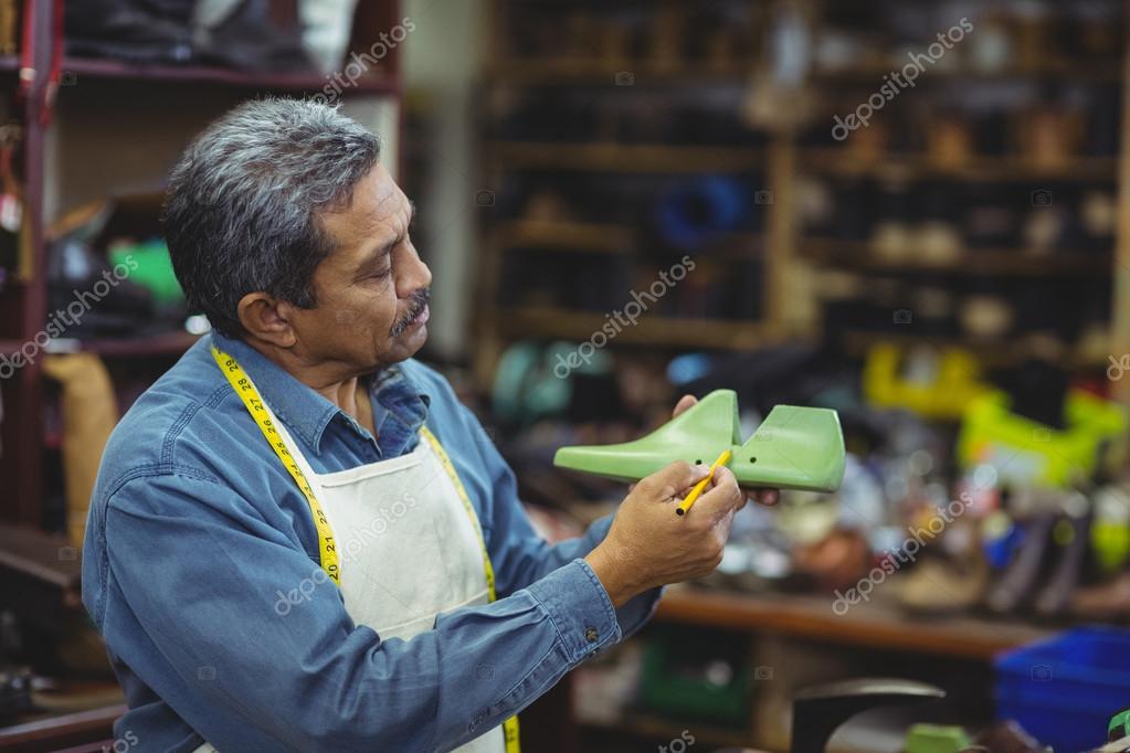 Zapatero marcado en zapato pasado con pluma 2022