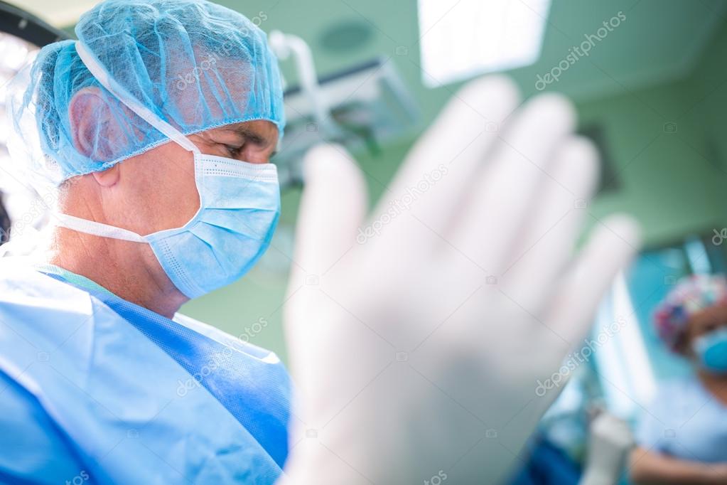 Surgeon preparing for operation — Stock Photo © Wavebreakmedia #123962030