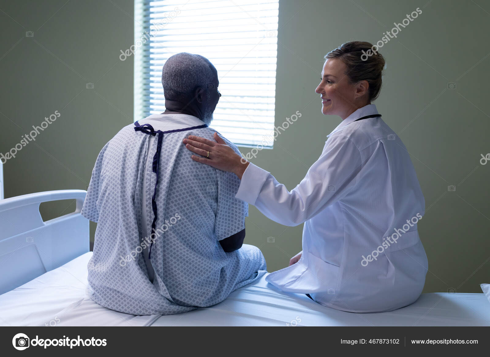 Médico Femenino Diverso Paciente Masculino Sentado Cama Del Hospital ...