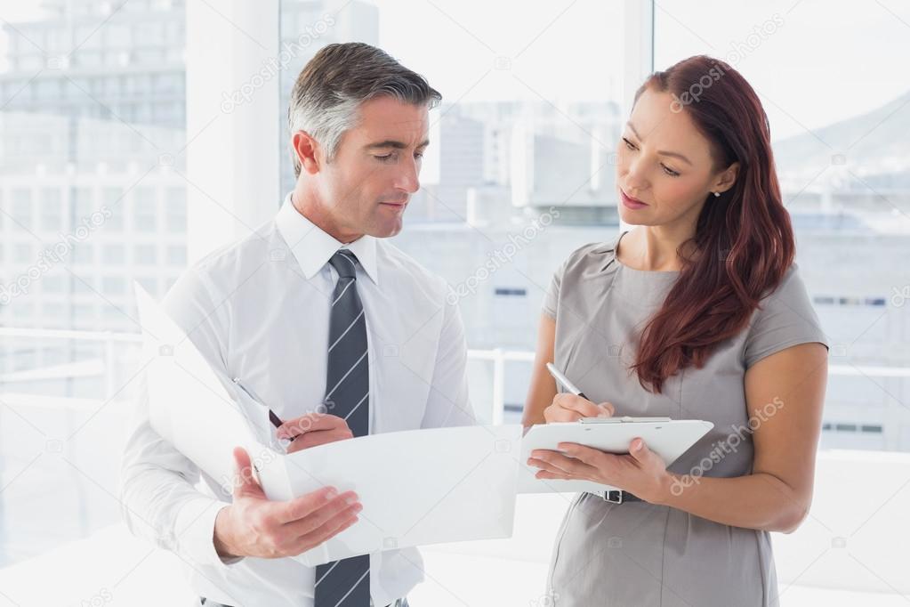 negocios personas comparando notas de trabajo — Foto de stock ...