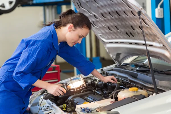 Mujer arreglando carro fotos de stock, imágenes de Mujer arreglando ...