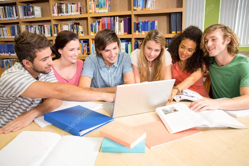 Estudiantes Universitarios Estudiando En La Biblioteca Estudiantes