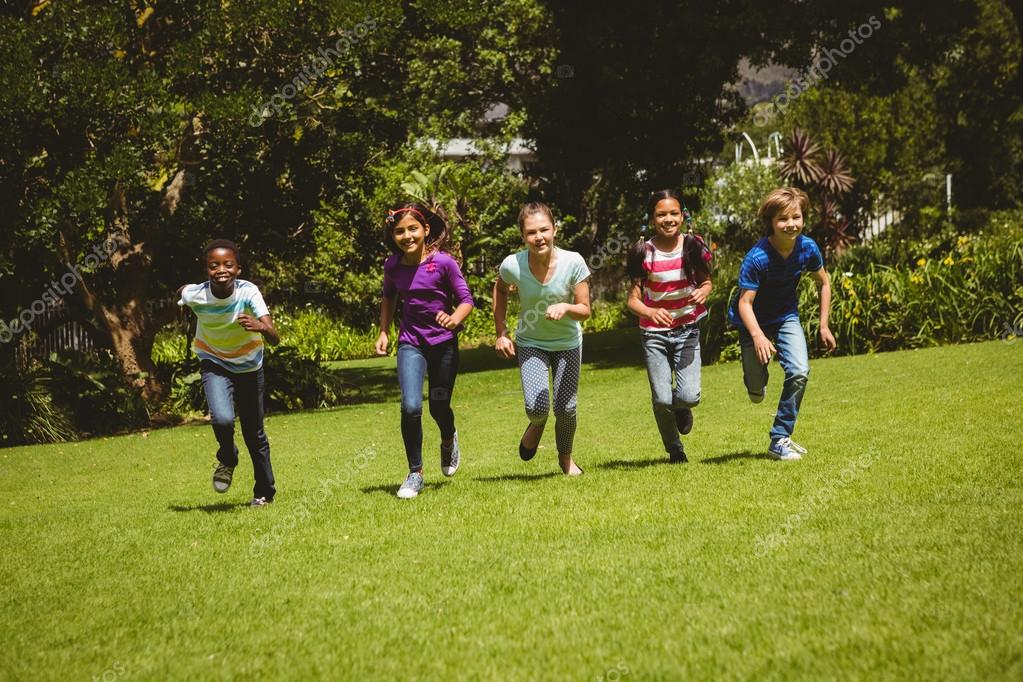 Niños corriendo en el Parque — Foto de stock © Wavebreakmedia #68999731